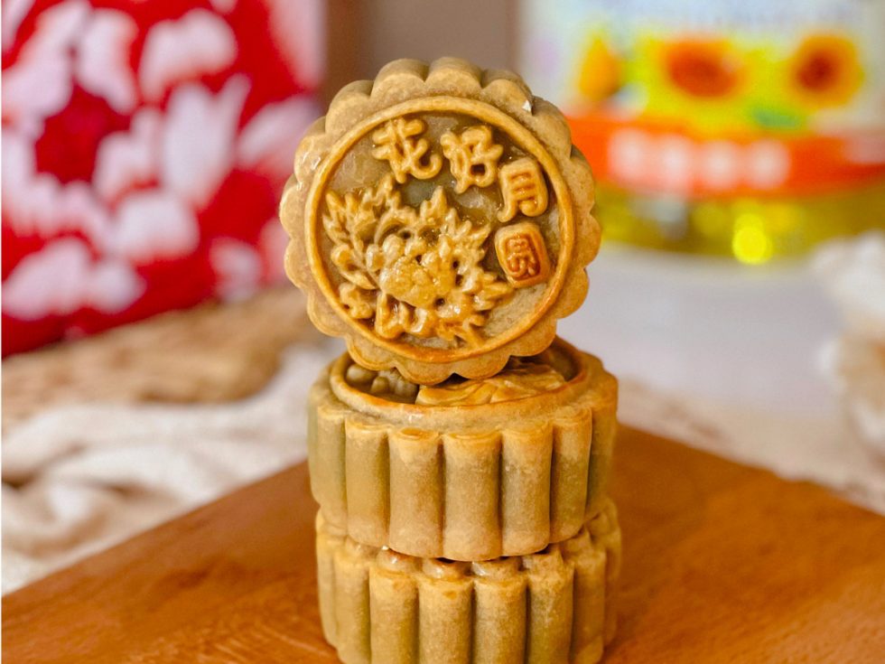 Traditional Mooncake With Salted Egg Yolk